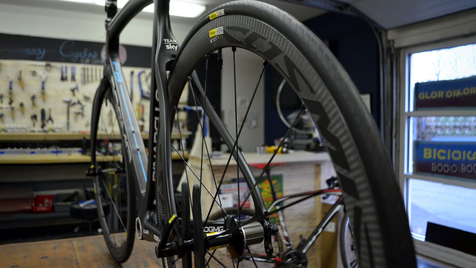 What is a Clincher Bicycle Tire? Clincher vs Tubular vs Tubeless - Gear ...
